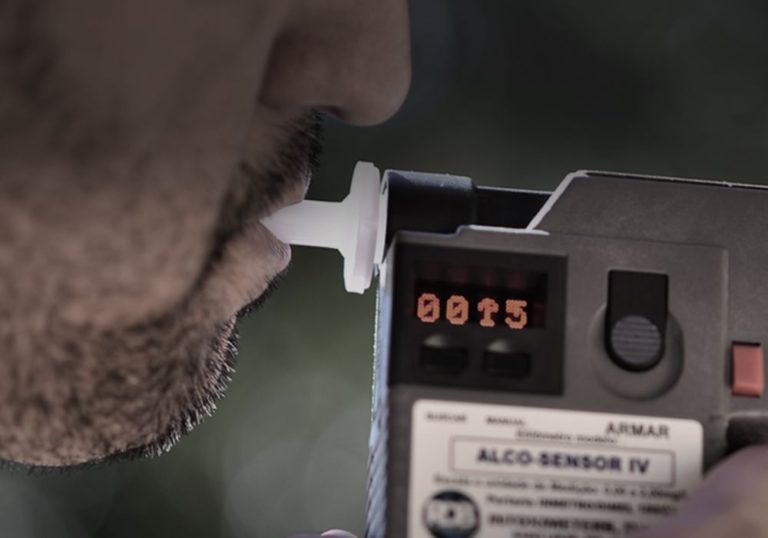 Teste do bafômetro no ambiente de trabalho é legal?